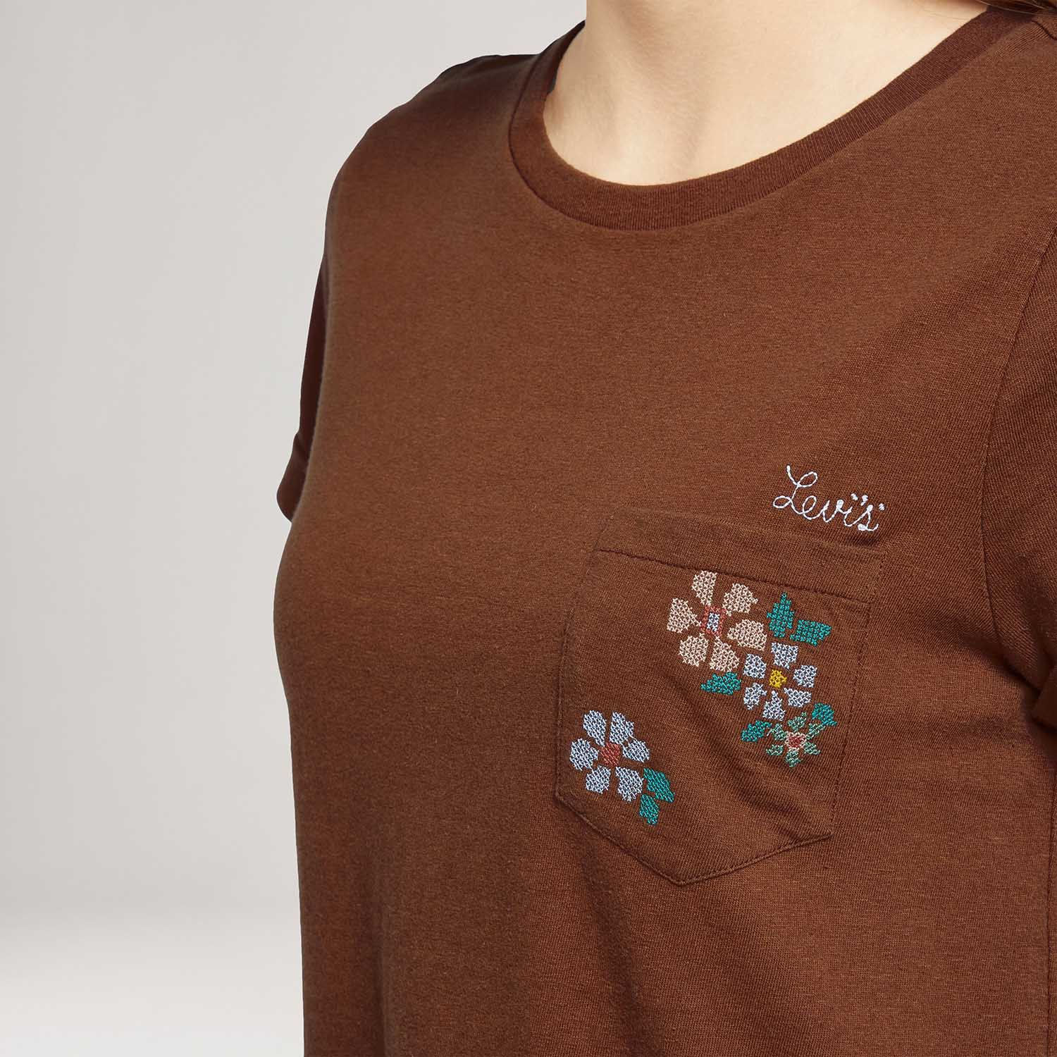 Camiseta Levi's® Margot Pocket Marrom Manga Curta - Levi's® Brasil